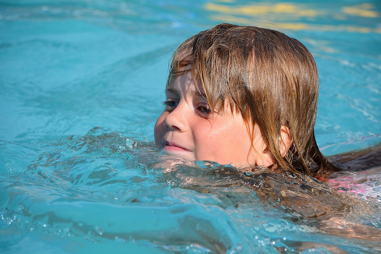 How to teach kids to swim and overcome fear of water | FindMyKids Blog