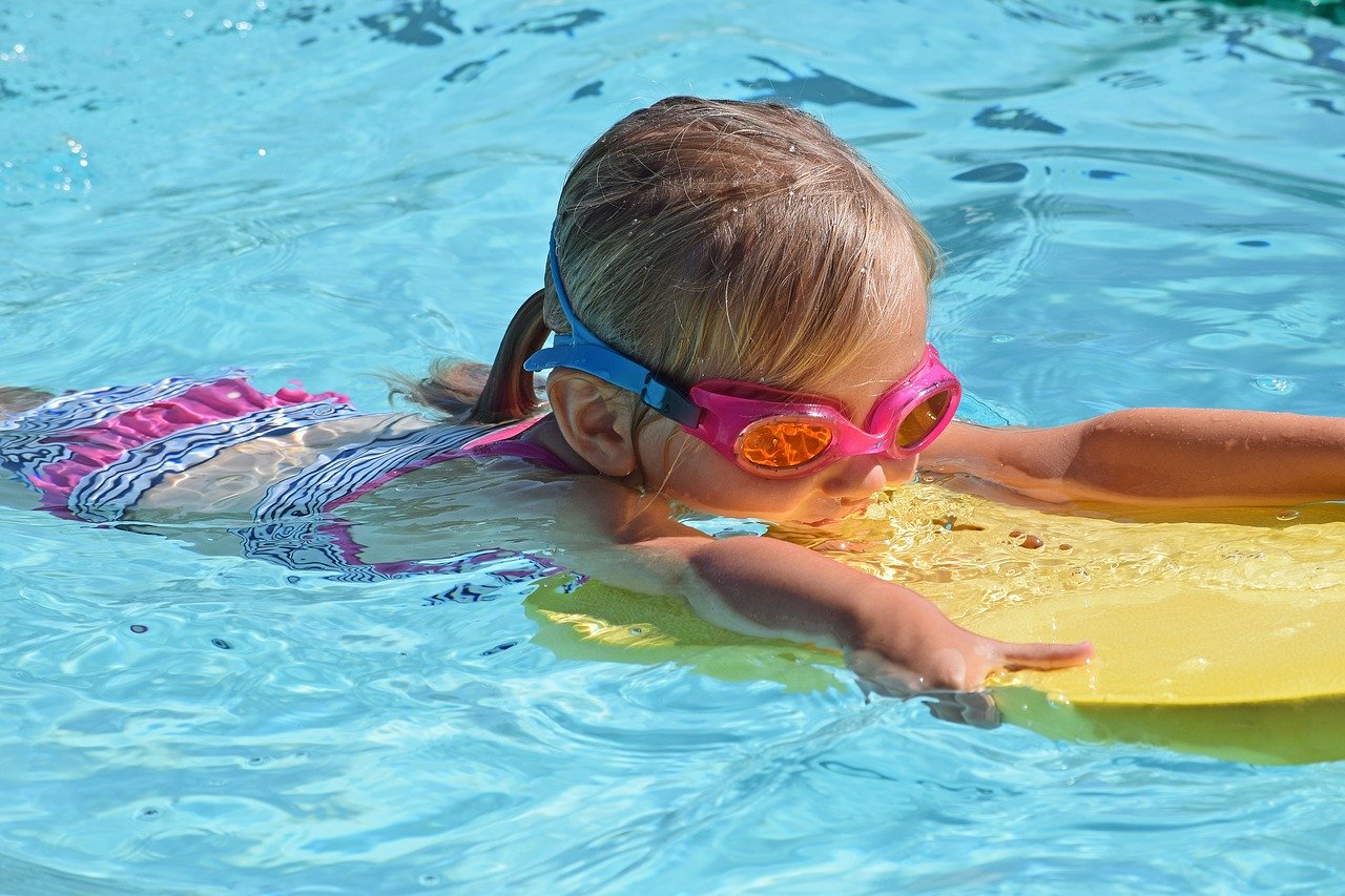 How to teach kids to swim and overcome fear of water | FindMyKids Blog