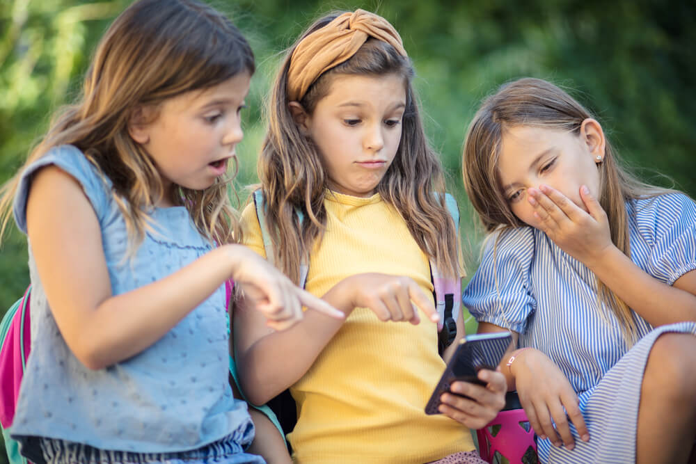 What Age Should a Kid Get a Phone | Findmykids