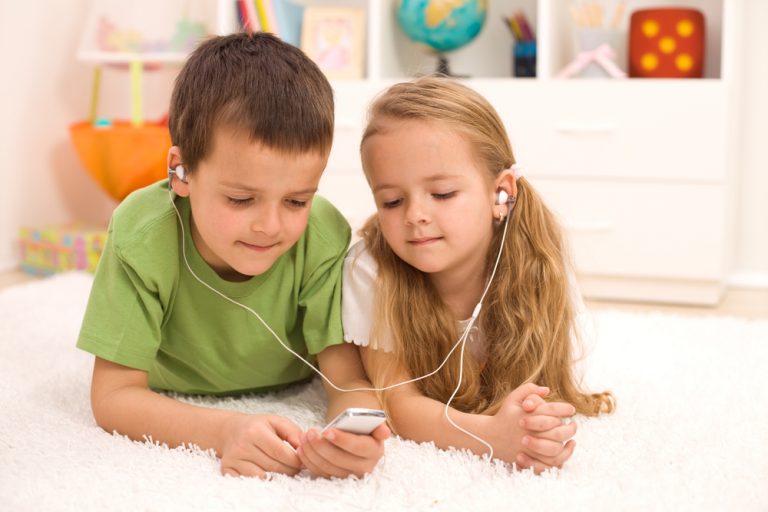 Smartphone Alternatives for Kids: 10 Best Options to Consider | Findmykids
