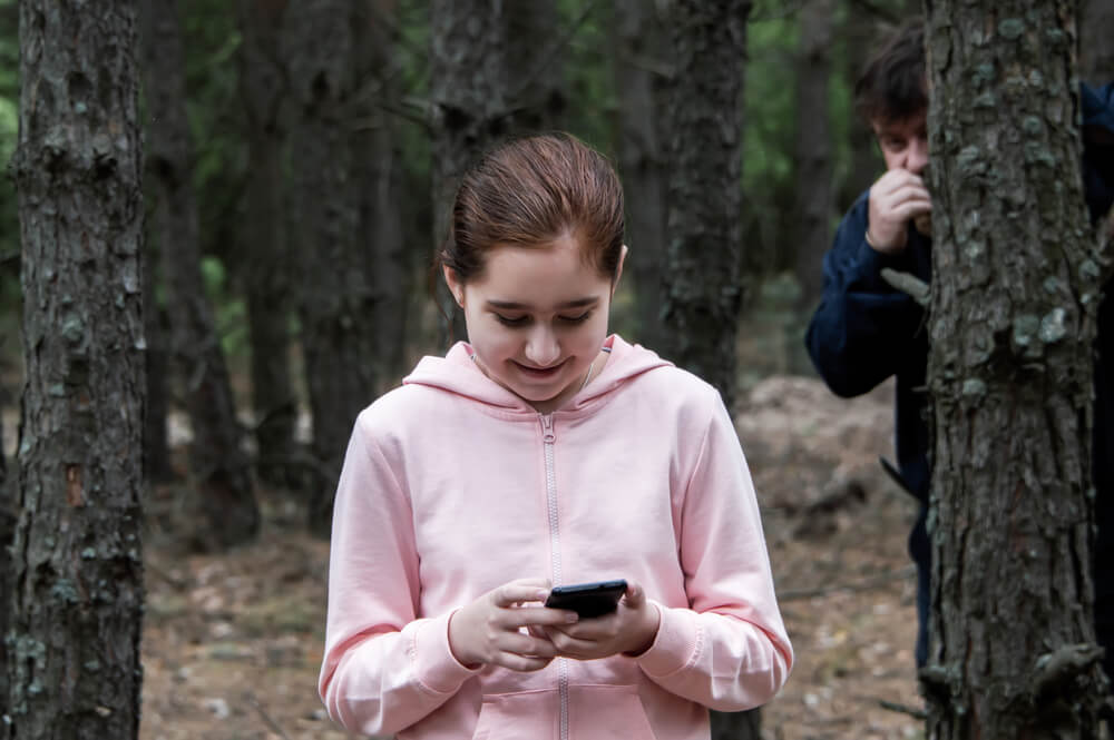 Pedophile Warning Signs: How to Identify a Сhild Predator | Findmykids