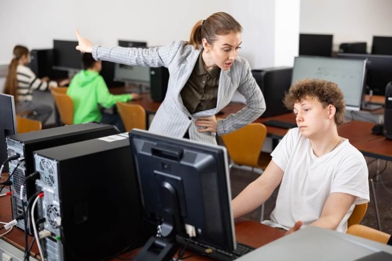 Mewing Meaning: What It Is and How Teens Use It | Findmykids