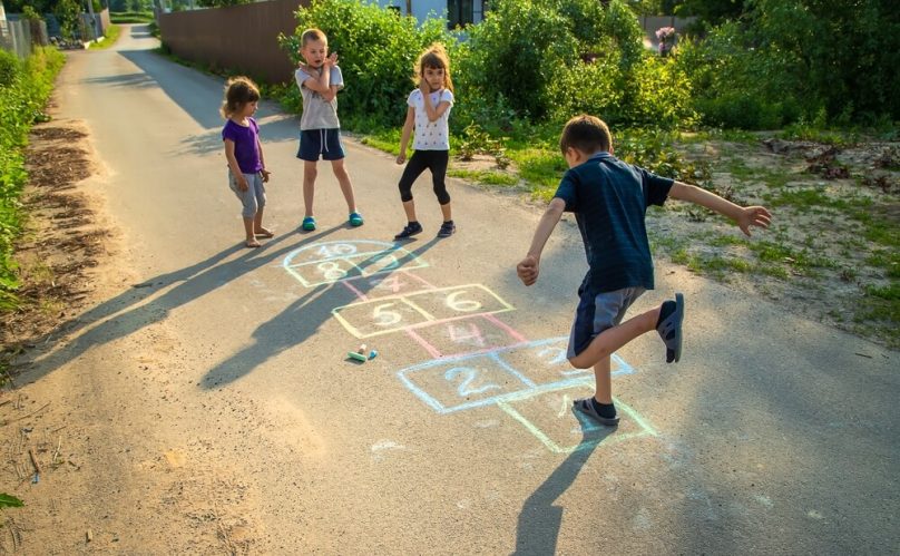 How to Play Hopscotch: Rules, Layouts, and Creative Ideas | Findmykids