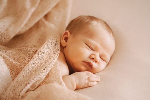 Beige Mom: Meaning, Origin, Pros, and Cons of the Sad Beige Mom Trend ...