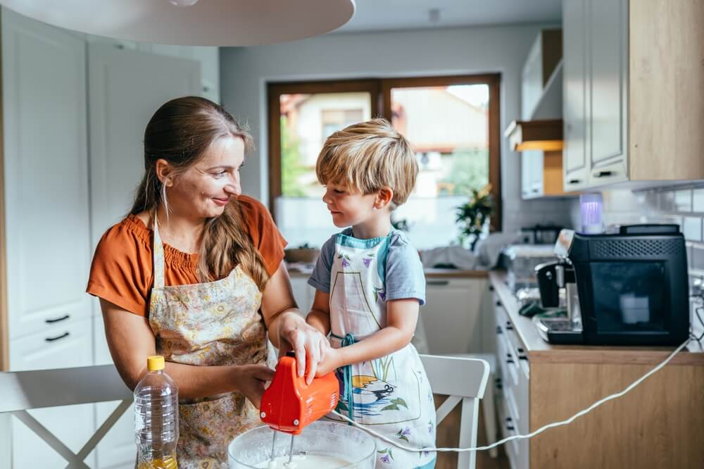 Essential Guide to Montessori Parenting: Principles for Confident Kids ...